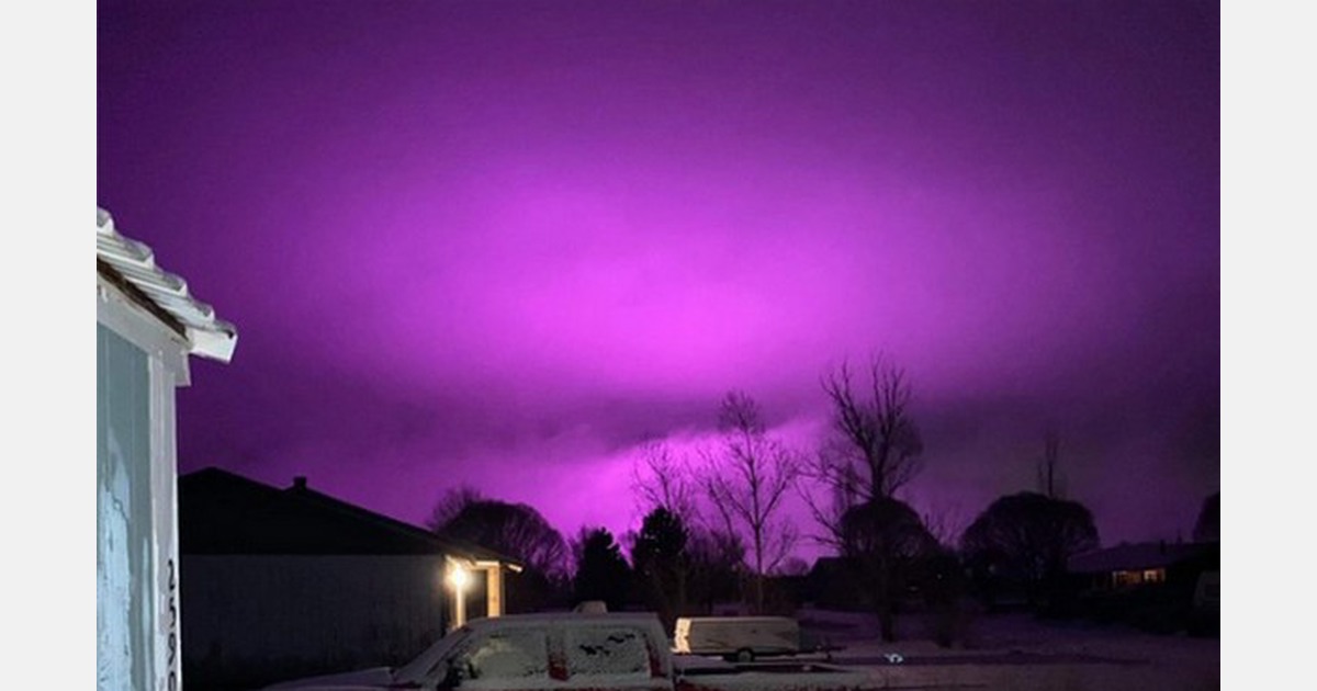 US (AR): Purple Haze over Arizona's night sky goes viral