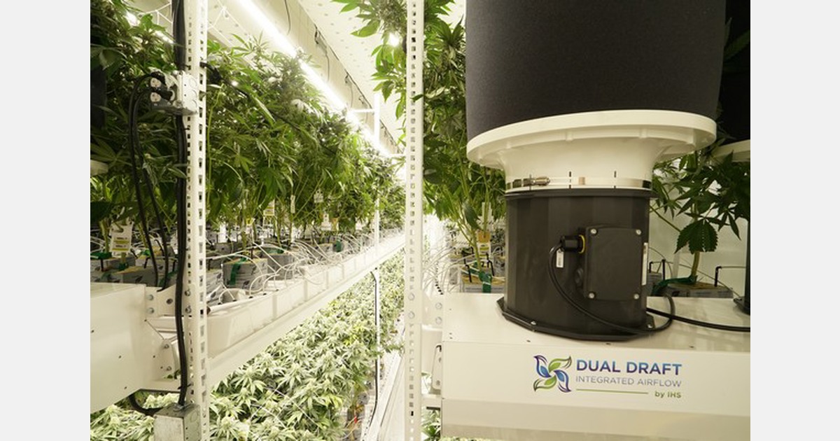 Microclimate and drainage solutions in vertical cultivation systems