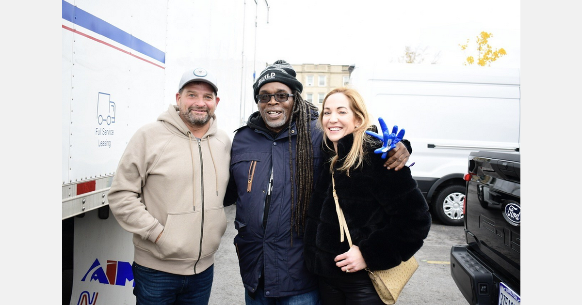 US (IL): Sharp Capital Advisors supports annual turkey giveaway